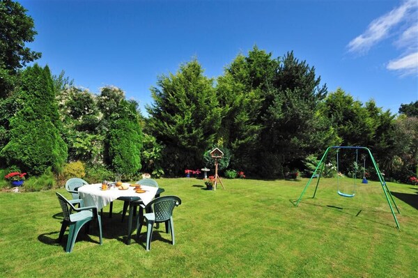 Bridge House Apartment, Pet Friendly, With A Garden In Charmouth - Dorset