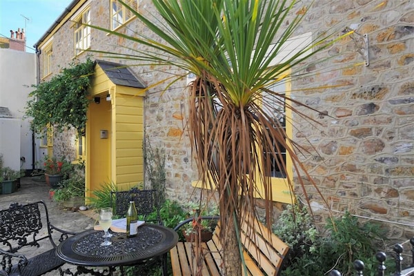 Honeysuckle Cottage, Pet Friendly, With A Garden In Lyme Regis - Lyme Regis