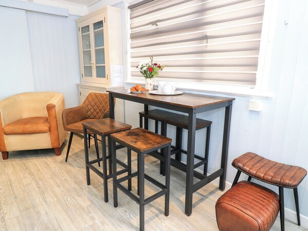 Ronita, Pet Friendly, Country Holiday Cottage In Lyme Regis - Charmouth