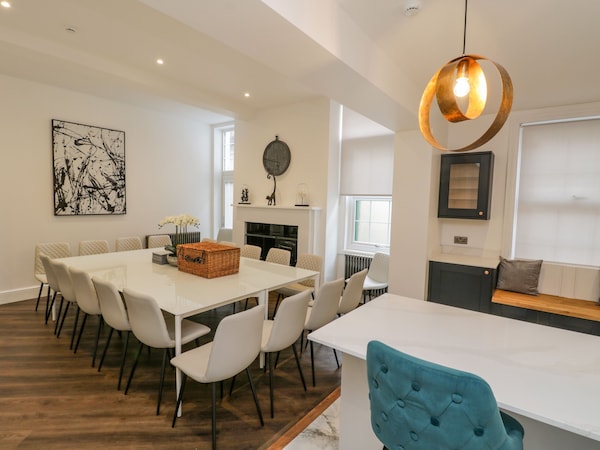 Railway House, Family Friendly, With Hot Tub In Scarborough - Scarborough