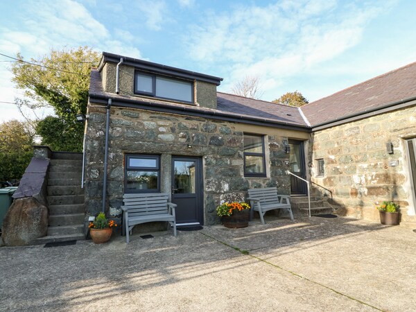 Tyddyn Sianel - Onnen, Family Friendly, With Hot Tub In Criccieth - Pwllheli