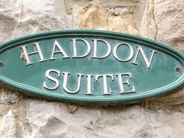 Haddon Cottage, Pet Friendly, Character Holiday Cottage In Bakewell - ベイクウェル