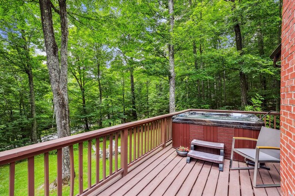 Maple House: 4 Br, Fireplace, A/c, Hot Tub, Deck, Community Summer Pool! - Stowe, VT