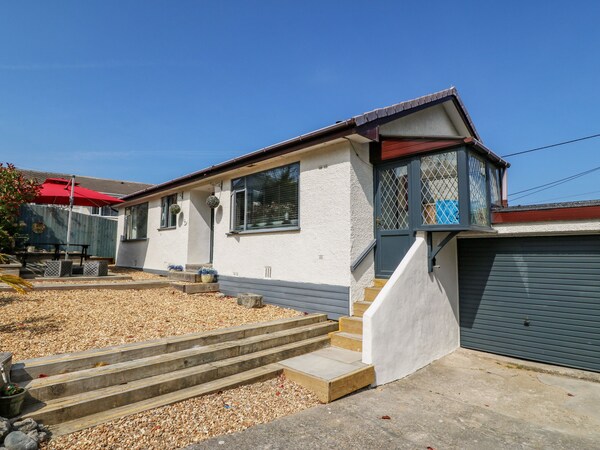 Daisy Cottage, Pet Friendly, Country Holiday Cottage In Benllech - Moelfre