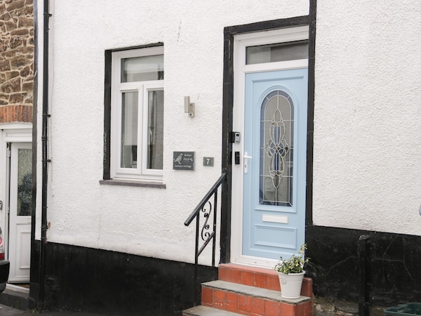 7 Watkin Street, Character Holiday Cottage, With Open Fire In Conwy - Conwy