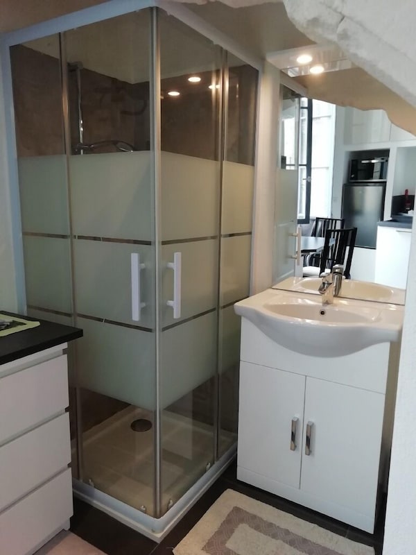 Estudio-superior-baño Privado-vista A Lugar Emblemático-le Studio - Bollène