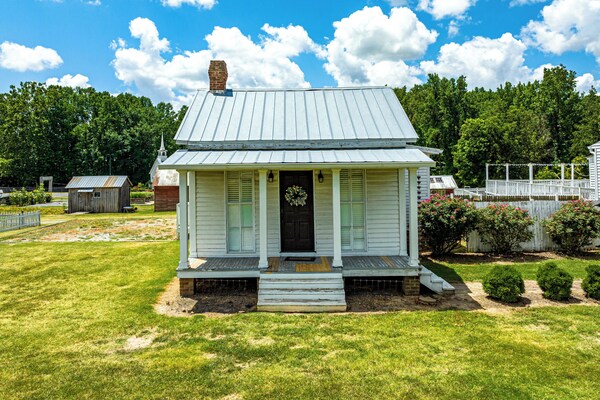 Charming 1-bedroom Pearl Cottage With Wifi In The Historic Casey Jones Village - Jackson, TN