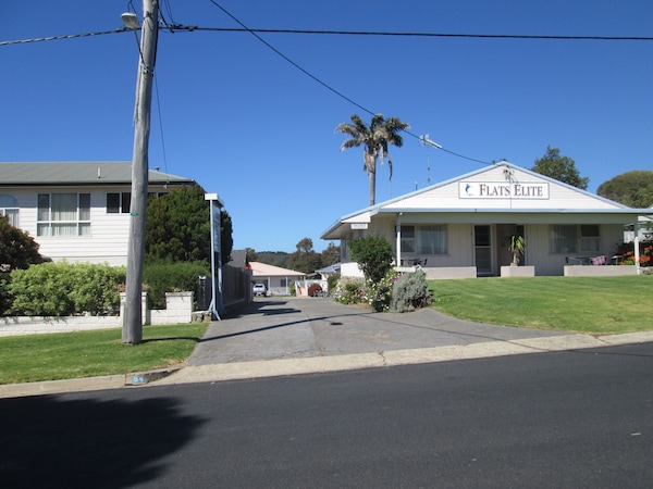 Close To Beach, Harbour Marina, Country Club, Golf Course, Restaurants, Cafes - Bermagui