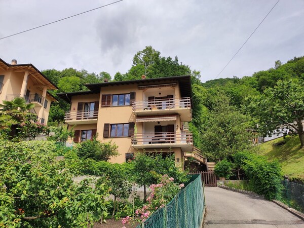 Acogedor Apartamento Para 6 Personas Con Wifi, Tv, Patio, Mascotas Permitida Y Aparcamiento - Lago de Como