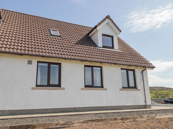 Woodburn Cottage, Family Friendly, With A Garden In Dunvegan - Skye