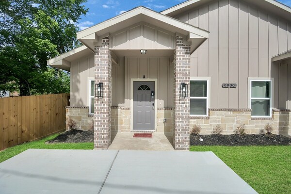 Modern & Spacious Self Check-in/king Bed/fast Wifi/fun Backyard/free Parking - Houston George Bush Airport (IAH)