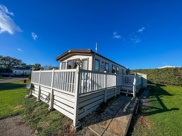4 Berth Caravan With Decking And Wifi At Carlton Meres In Suffolk Ref 60010k - Saxmundham