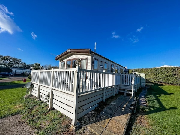 4 Berth Caravan With Decking And Wifi At Carlton Meres In Suffolk Ref 60010k - Saxmundham