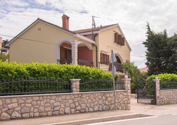 One Bedroom Apartment With Terrace Mali Lošinj, Lošinj (A-19825-a) - Veli Lošinj