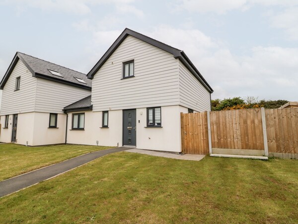 11 Parc Delfryn, Pet Friendly, Character Holiday Cottage In Benllech - Moelfre