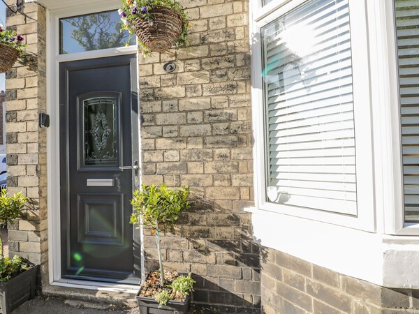 Cliff House, Pet Friendly, Character Holiday Cottage In Loftus - 
