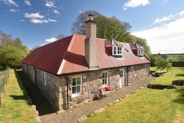Gardener's Cottage, Pet Friendly, With Open Fire In Elgin - Elgin