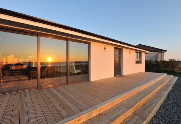 Peninsula Cottage, Family Friendly, With A Garden In Stornoway - Lewis and Harris