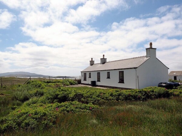 Spindrift, Pet Friendly, With Open Fire In Timsgearraidh - Isle of Lewis
