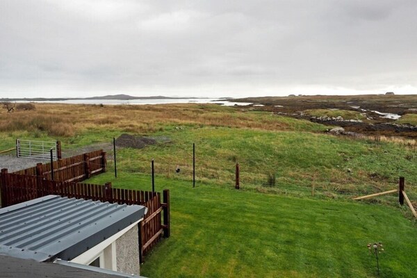 Sea Breeze, Family Friendly, With A Garden In Creagorry - South Uist