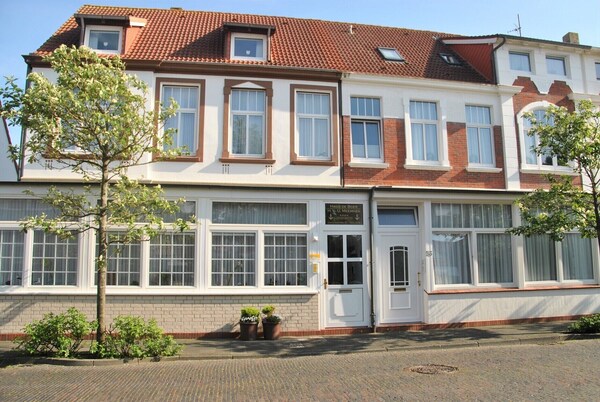 Cozy 3-room Vacation Apartment In The City Center - Norderney