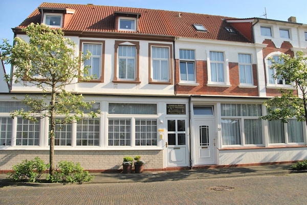 Cozy 3-room Vacation Apartment In The City Center - Norderney