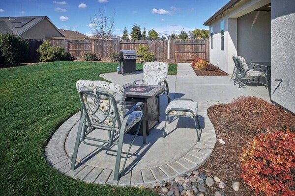 Spacious Home With New Hot Tub I Fire Pit I Bbq - Fresno, CA