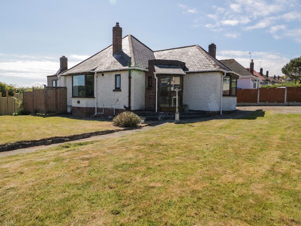 Laragh, Pet Friendly, Character Holiday Cottage In Deganwy - Llandudno