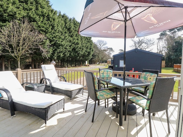 Freddy's Lodge, Foxburrow Hang, Family Friendly, With Pool In Fritton - Great Yarmouth