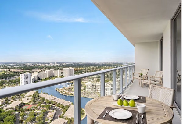 Convenient Stay, Superb Location! Pool, Kitchen - Hollywood, FL