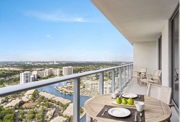 Convenient Stay In Florida, Pool, Walk To Hallandale Beach - Hallandale Beach, FL
