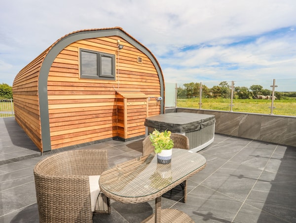 Caban Cariad, Character Holiday Cottage, With Hot Tub In Bodedern - Anglesey