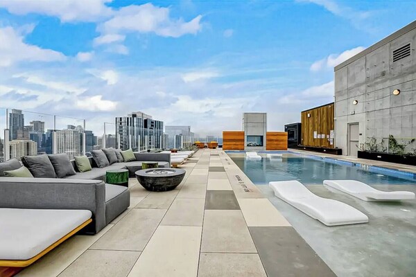 New 32nd Floor Penthouse Condo | Rooftop Pool - 奧斯汀