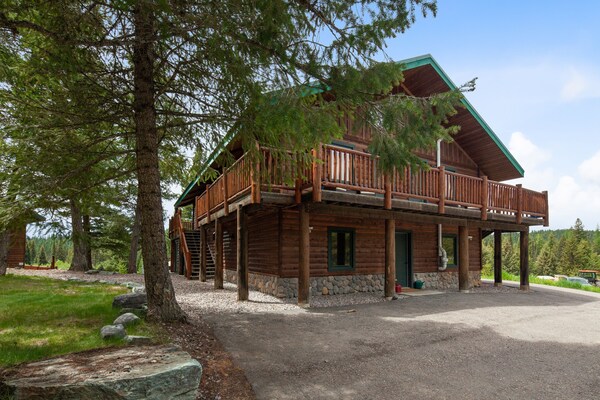 Queen - Queen Bedroom With Private Bathroom, Mini Fridge - Montana