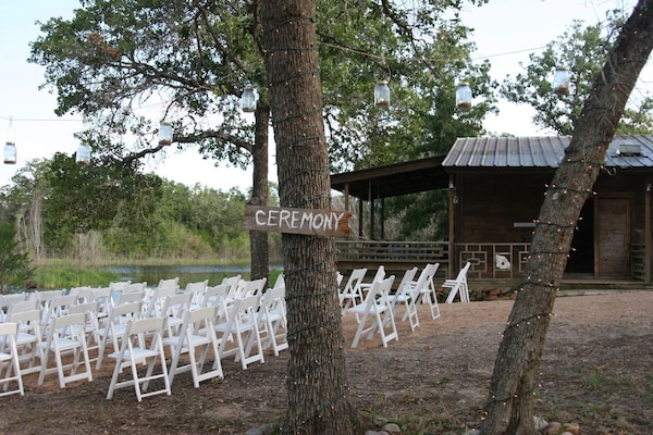 Retreat Center, Sleeps 60, With 20 People Minimum - 50 A Day, Per Person - テキサス州