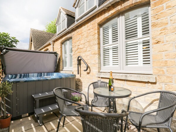 The Coach House, Pet Friendly, With Hot Tub In Sherston - Tetbury