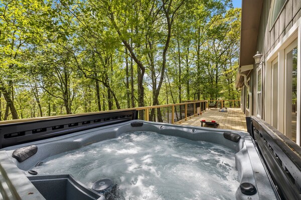 Your Asheville-area Escape: Hot Tub, Deck, Firepit, & Room For 10 - Black Mountain, NC