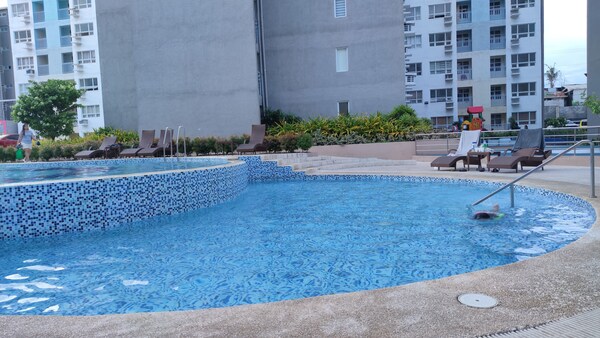 Pool View Tropical Vibe Condo - Davao City