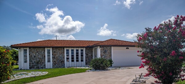 The Admiral's Lodge- Newly Renovated To State Of The Art Luxury - Punta Gorda, FL