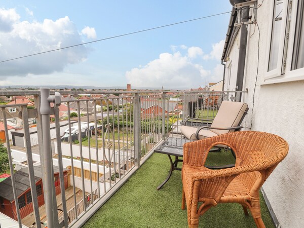 Ty Uchaf, Pet Friendly In Rhyl - Rhyl Beach
