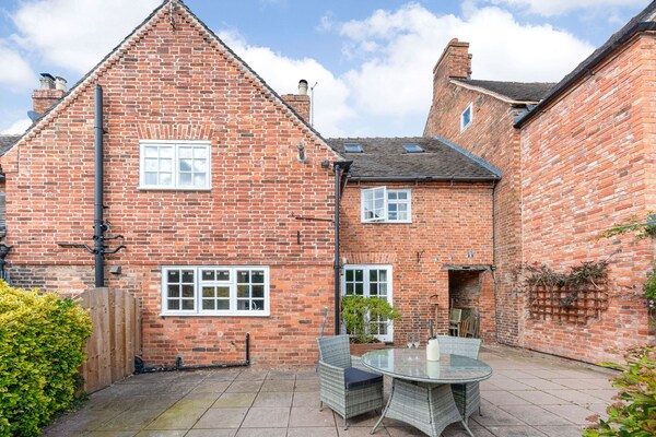 Darwen, Pet Friendly, Character Holiday Cottage In Abbots Bromley - Staffordshire
