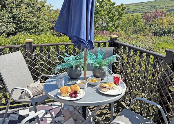 Spacious Lodge With One Master Double And Two Twin. - Tintagel