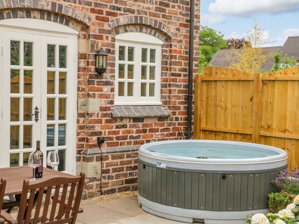The Coach House, Pet Friendly, Character Holiday Cottage In Betley - Cheshire