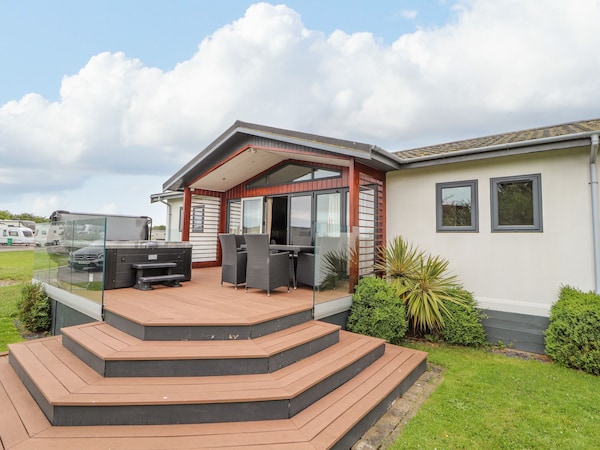 Honeysuckle Lodge, Pet Friendly, Character Holiday Cottage In Towyn - Towyn