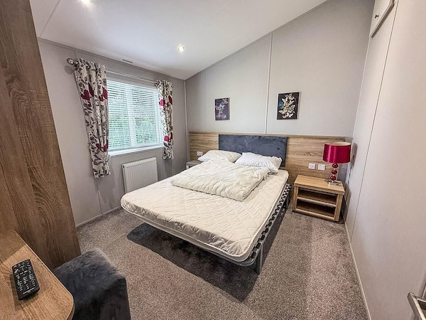 Stunning 4 Berth Lodge With Decking At Breydon Water In Norfolk Ref 10094b - Great Yarmouth