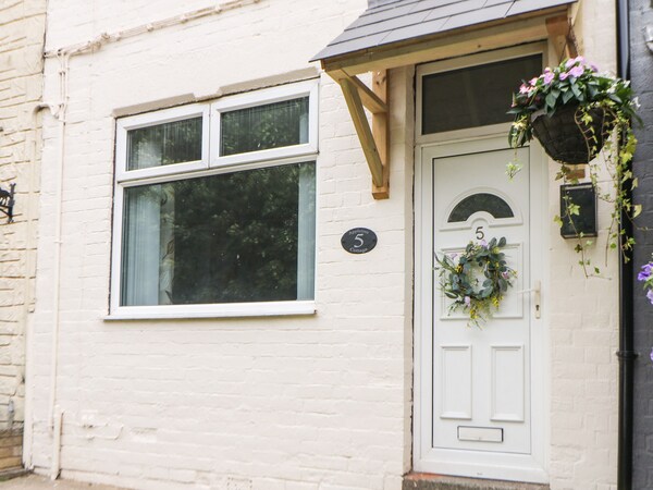 Appletree Cottage, Pet Friendly, Character Holiday Cottage In Clowne - Nottinghamshire