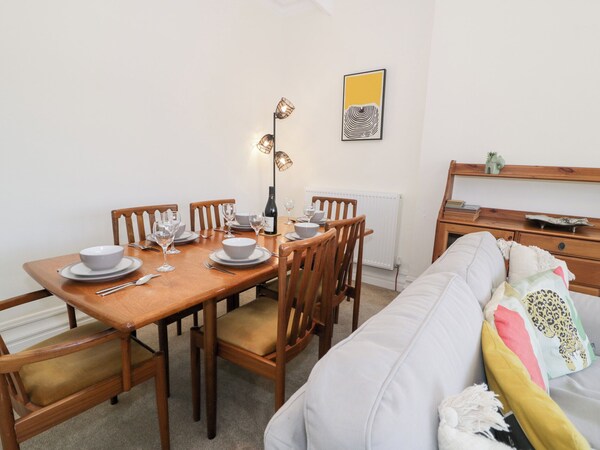 Seawinds 2a, Pet Friendly, Character Holiday Cottage In Rhos-on-sea - North Wales