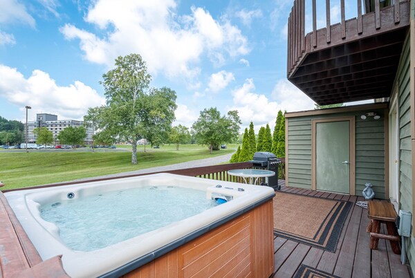 Slope Side | Ski In/out, Hot Tub! - Oakland, MD