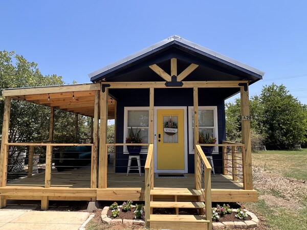 Luxury Tiny Cabin Pool & Hot Tub Minutes From Lake Travis And Lake Austin. - Lake Travis, TX