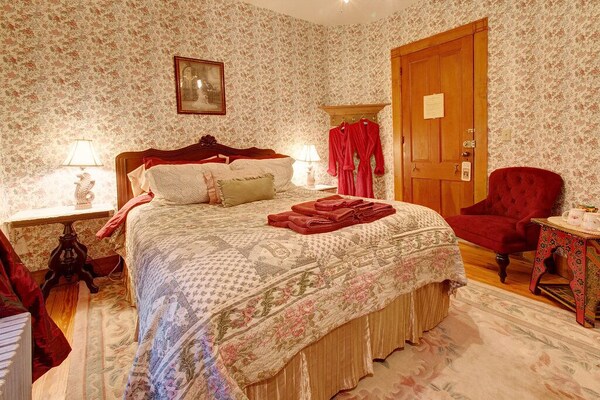 Catskill Victorian Inn With Spectacular Mouuntain Views, Fireplace, And Hot Tub - Margaretville, NY